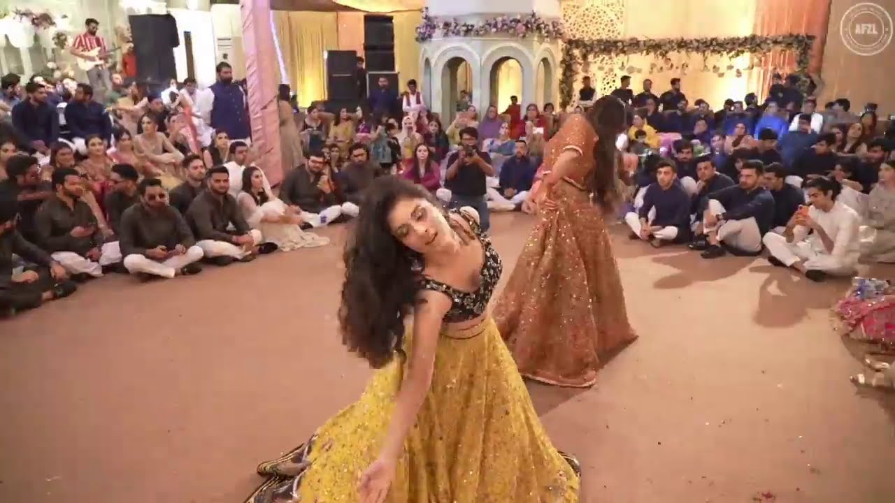Mehndi Dance Performances of Pakistani Wedding | Awesome Dance | 2022 Dance Performances - YouTube