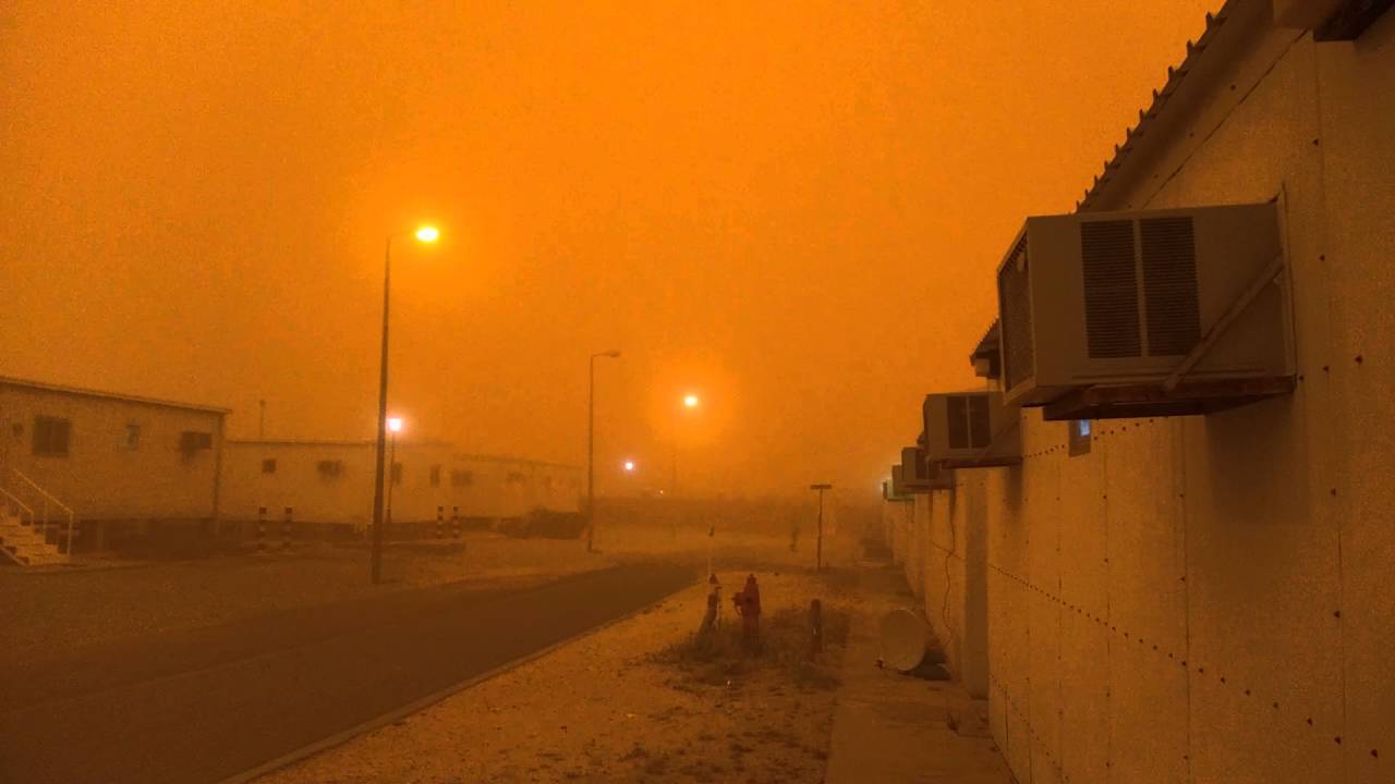 Fast-moving sandstorm in Kuwait - YouTube