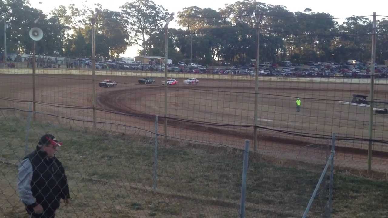 Redline raceway heat two junior sedan - YouTube