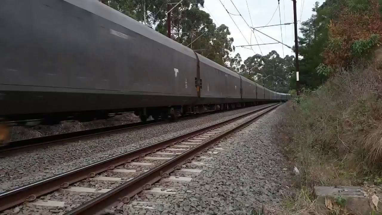 Transnet class 18Es in action, Natal Midlands on a car train. - YouTube