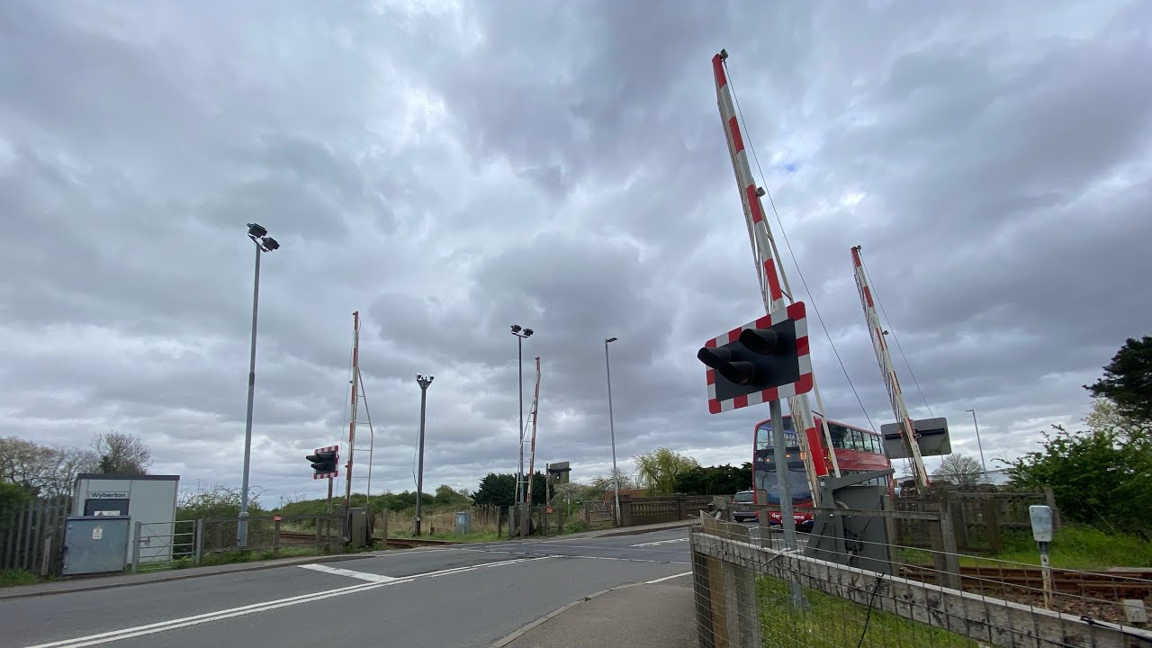 Wyberton level crossing (Lincolnshire) - YouTube