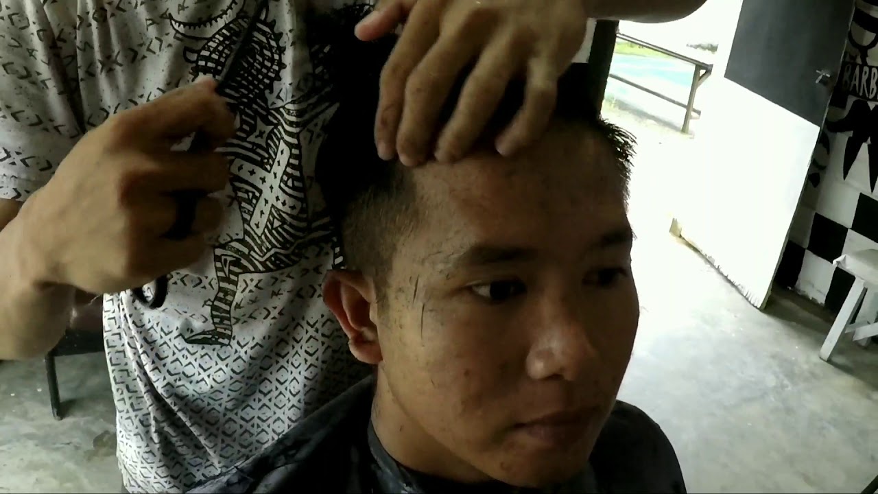 Cukur rambut mahasiswa biar tampan ala Ronal Barberios - YouTube