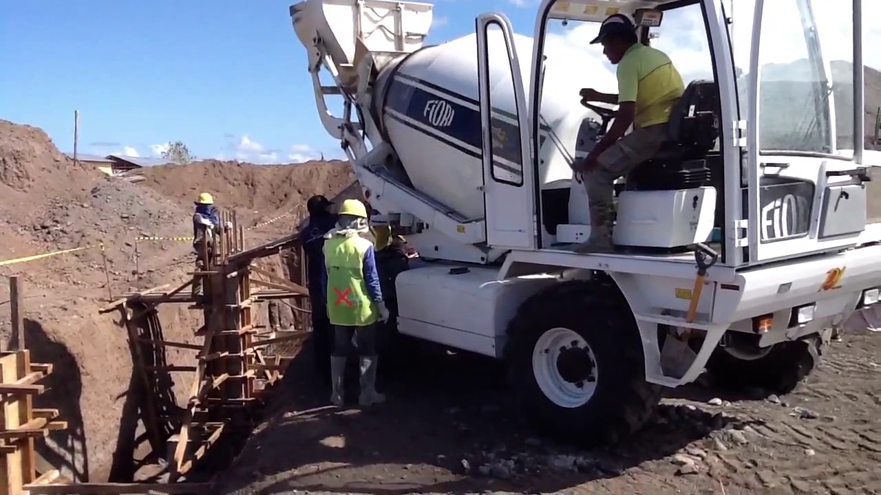 Self loader mobile concrete mixer Fiori DB460B pouring conc - YouTube