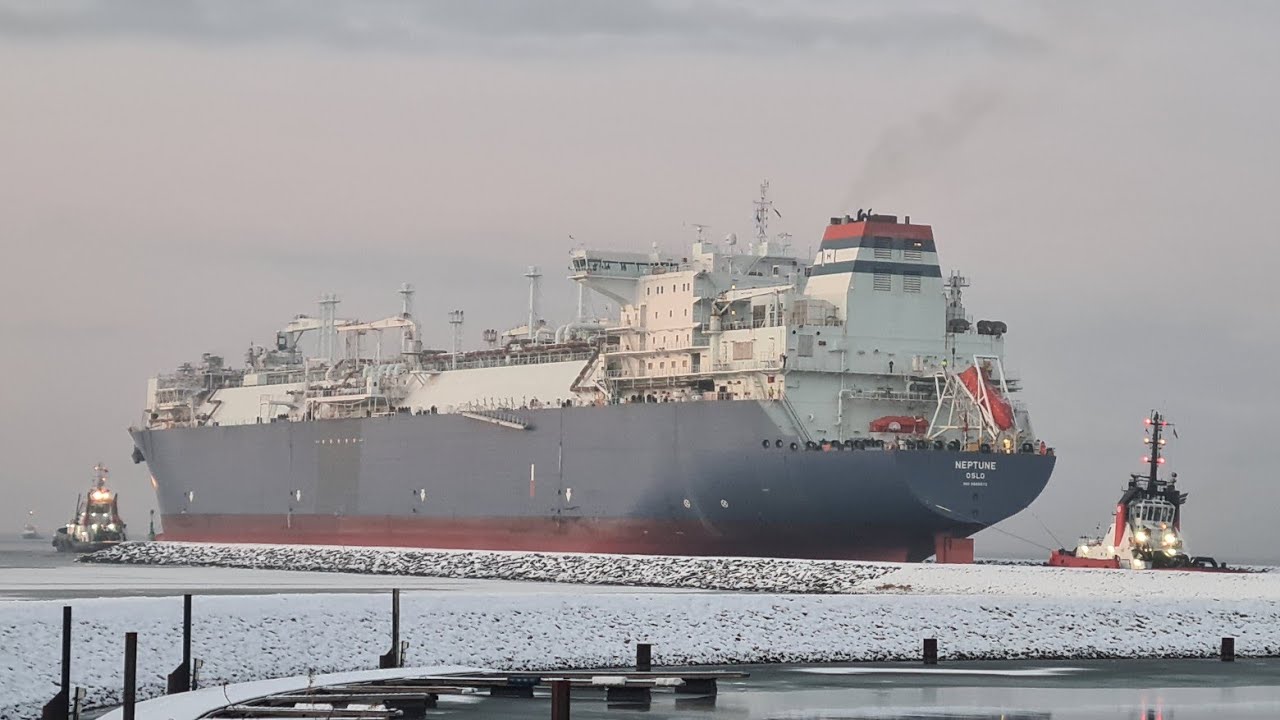 "Neptune": Schwimmendes LNG-Terminal in Lubmin eingetroffen - YouTube