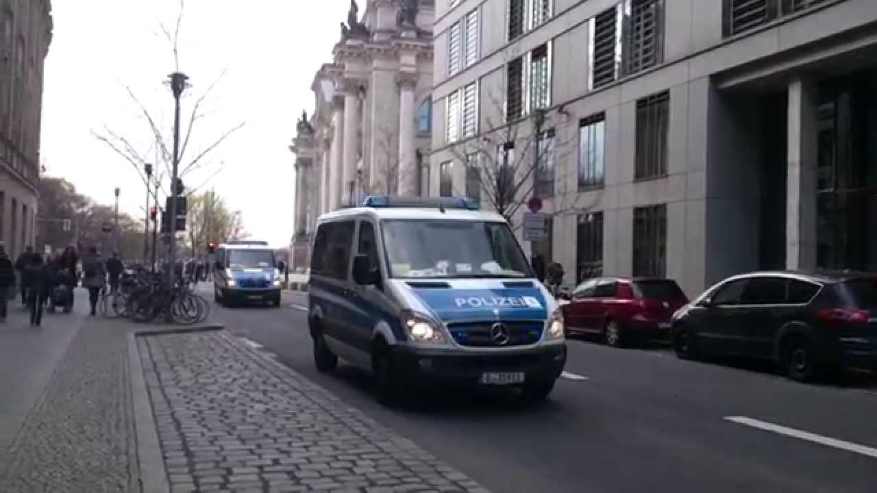 2x police van Mercedes Benz - YouTube