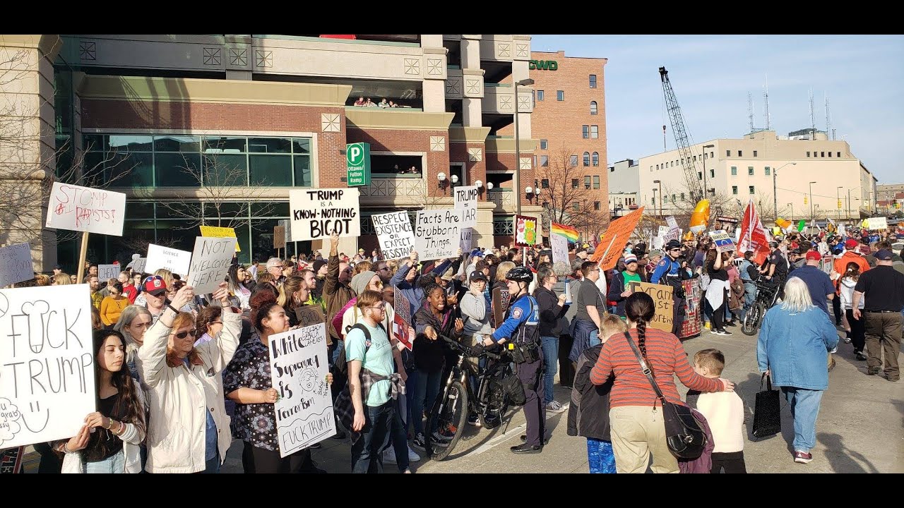 Peaceful protest in Grand Rapids devolves into riot - YouTube