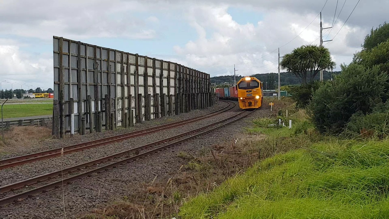 Trains Around Pukekohe ~ February - YouTube