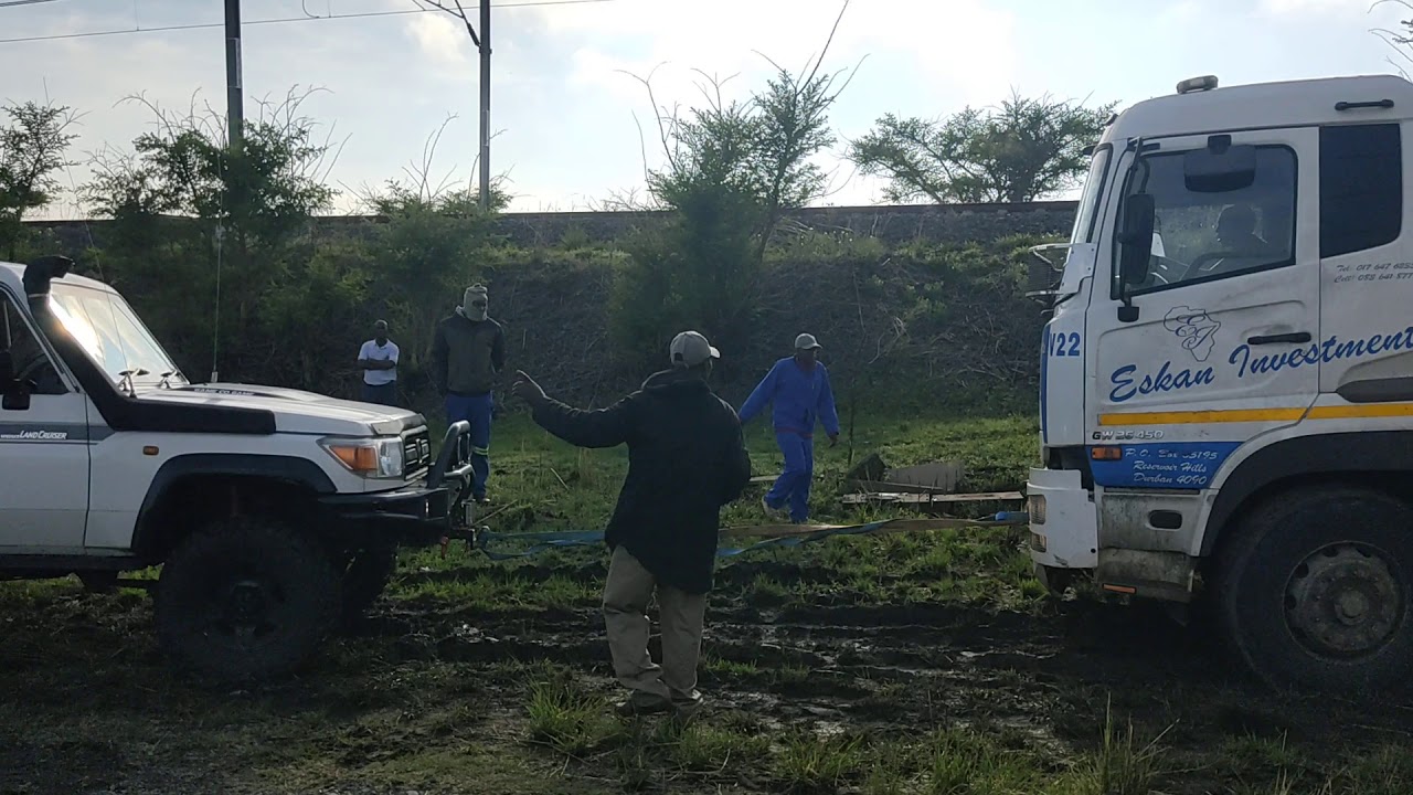 Must watch Epic Fail... Land cruiser pulling a two trailer truck - YouTube