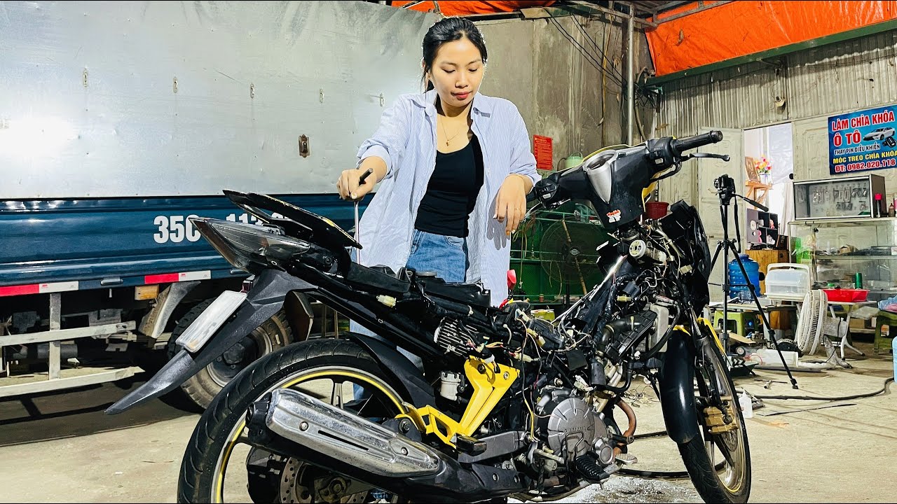 Genius girl who repairs motorbikes. mechanic girl - YouTube