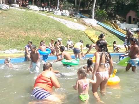fazendo xixi na piscina das crianças