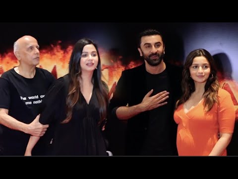 Pregnant Alia Bhatt Walk Hand In Hand With Ranbir Kapoor, Mahesh Bhatt With Shaheen - Brahmastra