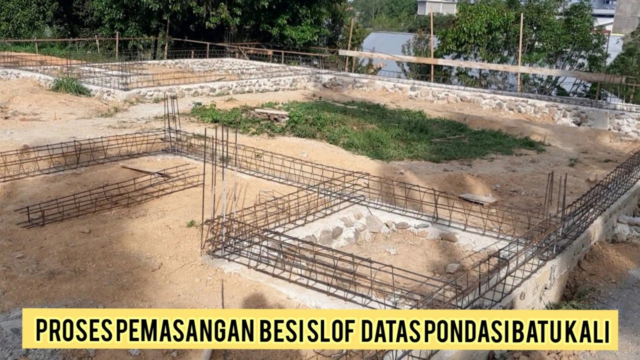 proses pemasangan besi slof diatas pondasi batu kali - YouTube