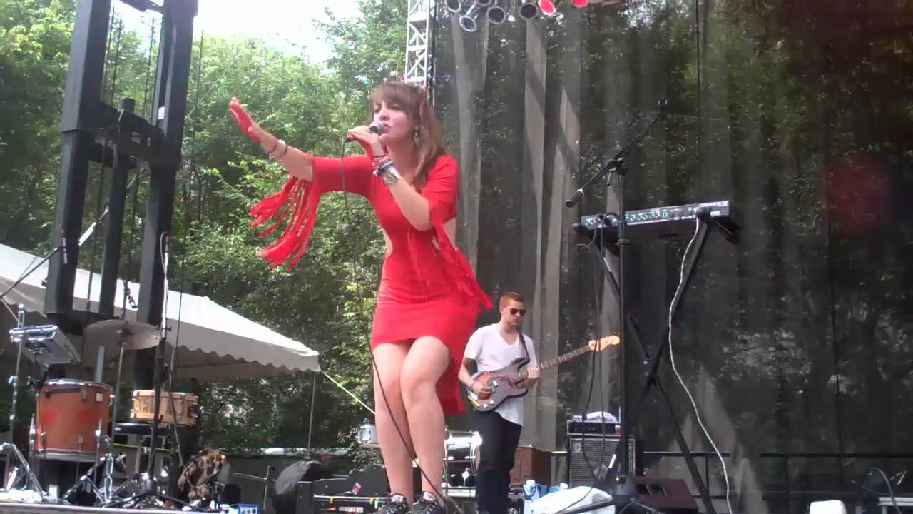 Julia Easterlin - Render (Lollapalooza 2011) - YouTube