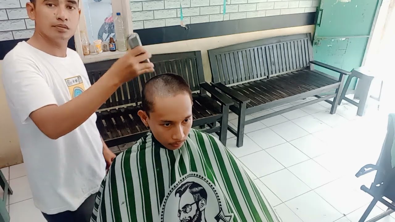 MAU CUKUR BOTAK DI ALIEF PANGKAS...DI CUKUR ASAL ASALAN DULU SAMA TEMAN ...