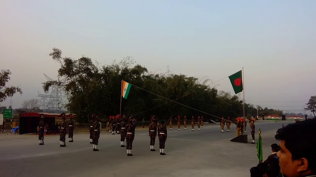 Flag retreat ceremony at Bangladesh India Banglabandha fulbari border ...