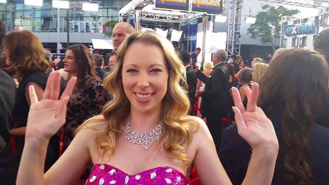 Jennifer Day on the red carpet at the Emmys 2016 - YouTube