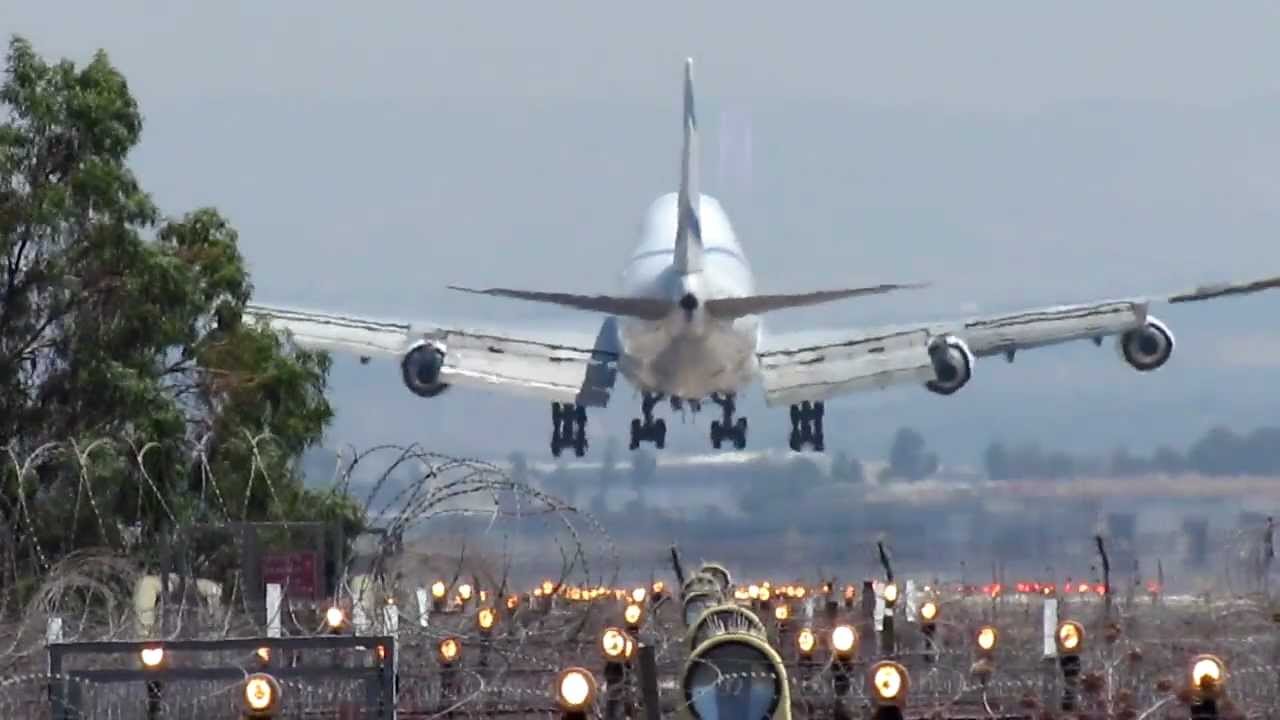 Amazing Landing Rwy 12 - YouTube