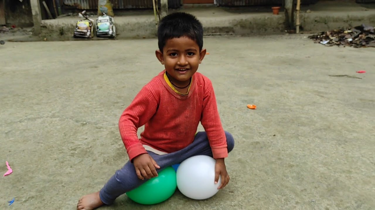 cute baby playing with mom Samir Play Filling Water in Balloons Daddy ...