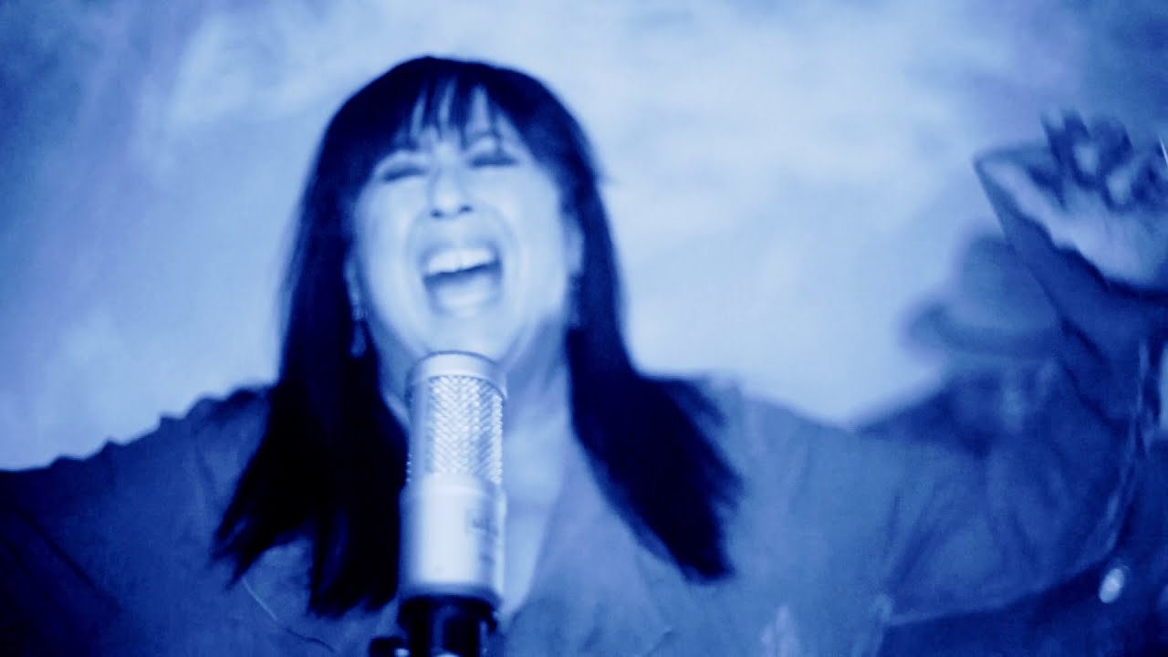 Lara Lavi - River [by Joni Mitchell] - YouTube