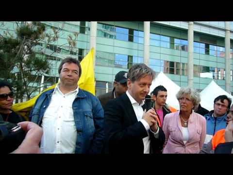 David Jongen, UWV-directeur facilitaire dienst spreekt schoonmakers toe ...