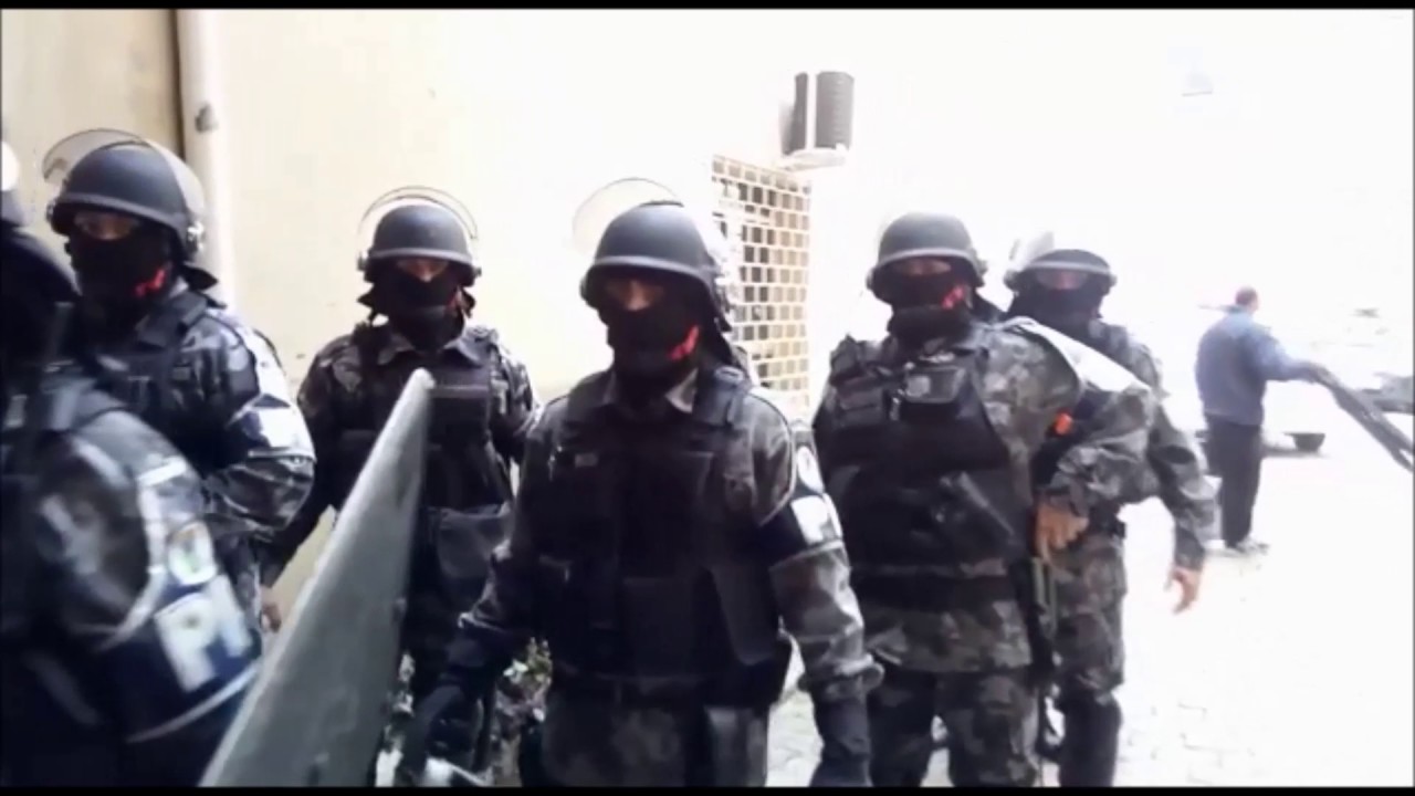 Tropa de Choque chega para retirar presos - YouTube