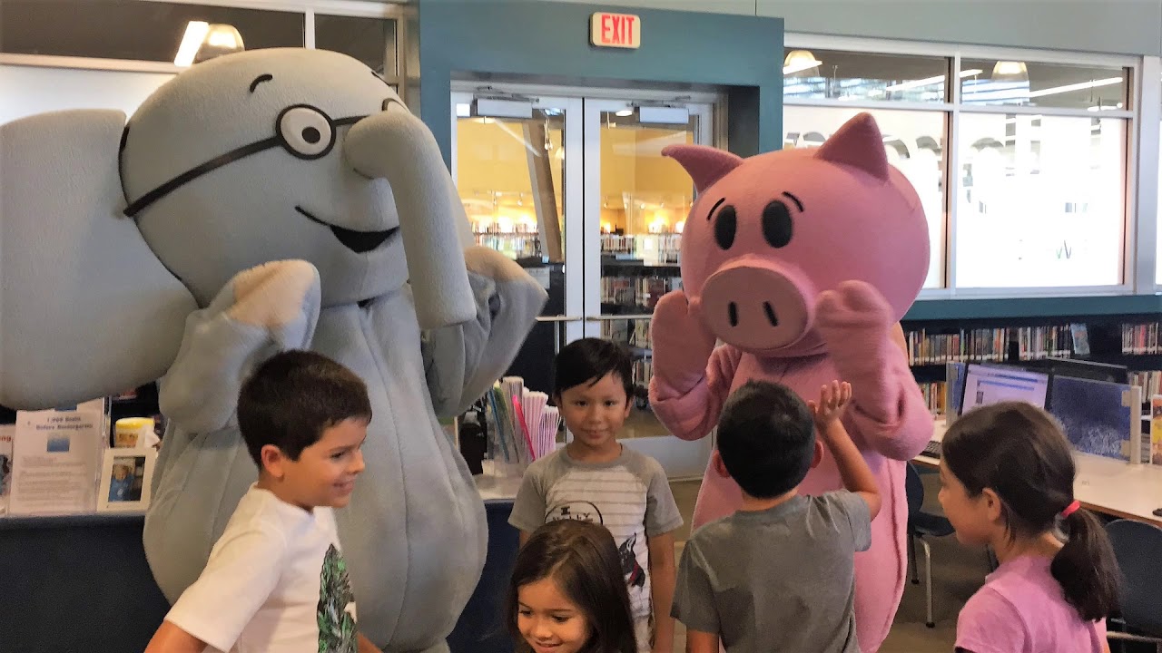 Met Elephant & Piggie at the Library! - YouTube