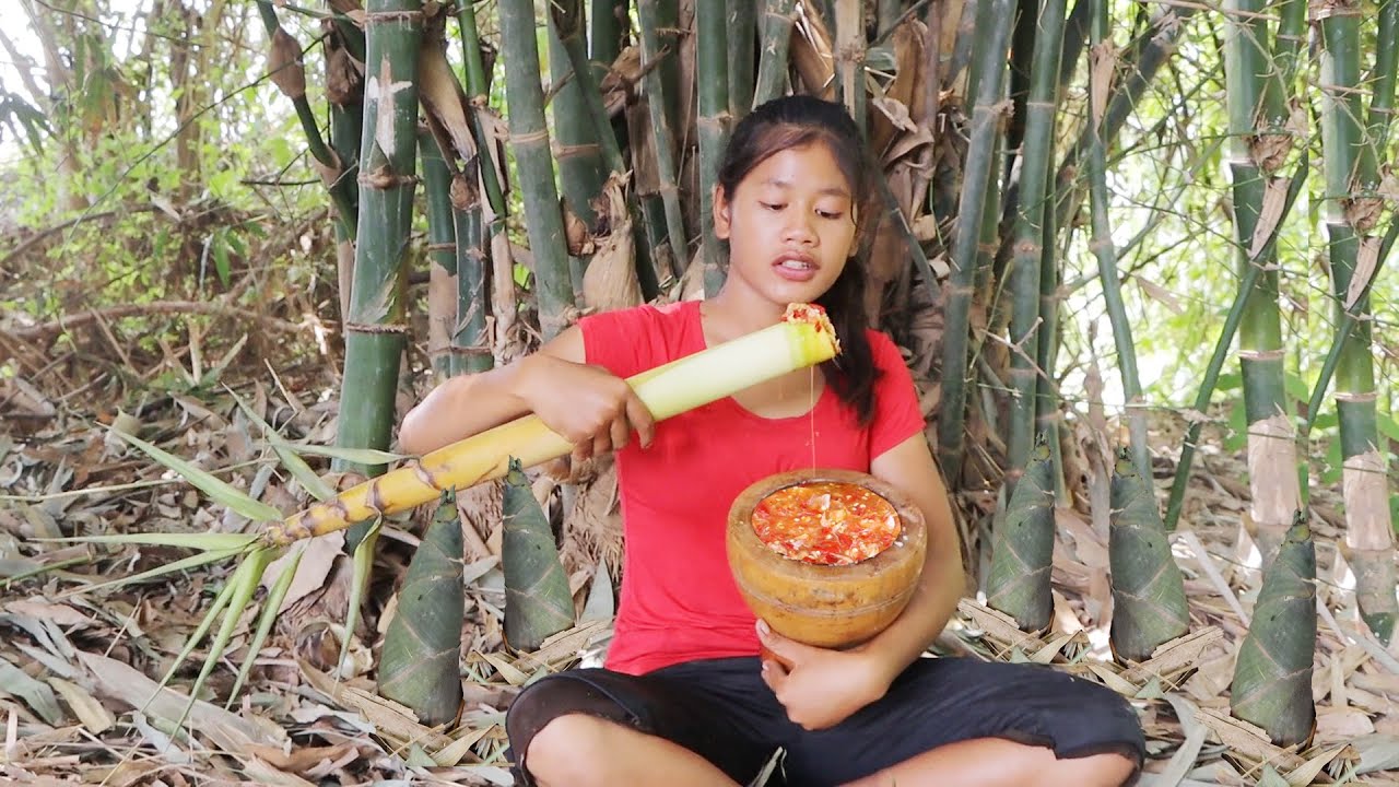Survival skills in forest: Bamboo shoot Vs chili sauce so eating ...