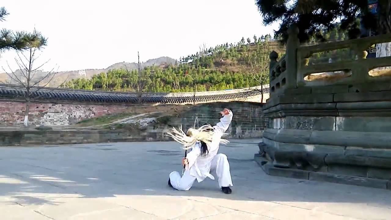 Wu Dang Wu Shu Fu Chen 武当武术 太乙拂尘 Xu Wei Han 许微含 - YouTube