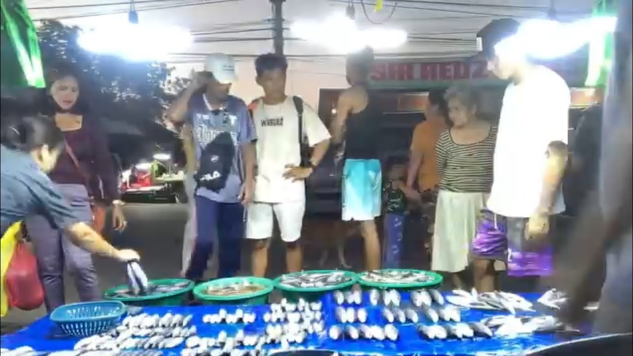 Dagsa ang mga tao na namimili ngayon. . . - YouTube