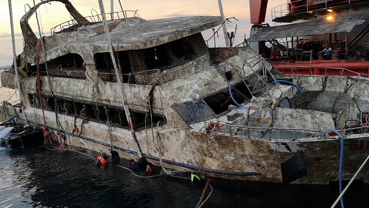 เรือฟีนิกซ์ 40 เมตร จมครับ MV Phoenix ภูเก็ต - YouTube