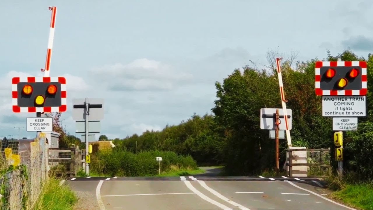 Pirton Level Crossing, Worcestershire - YouTube