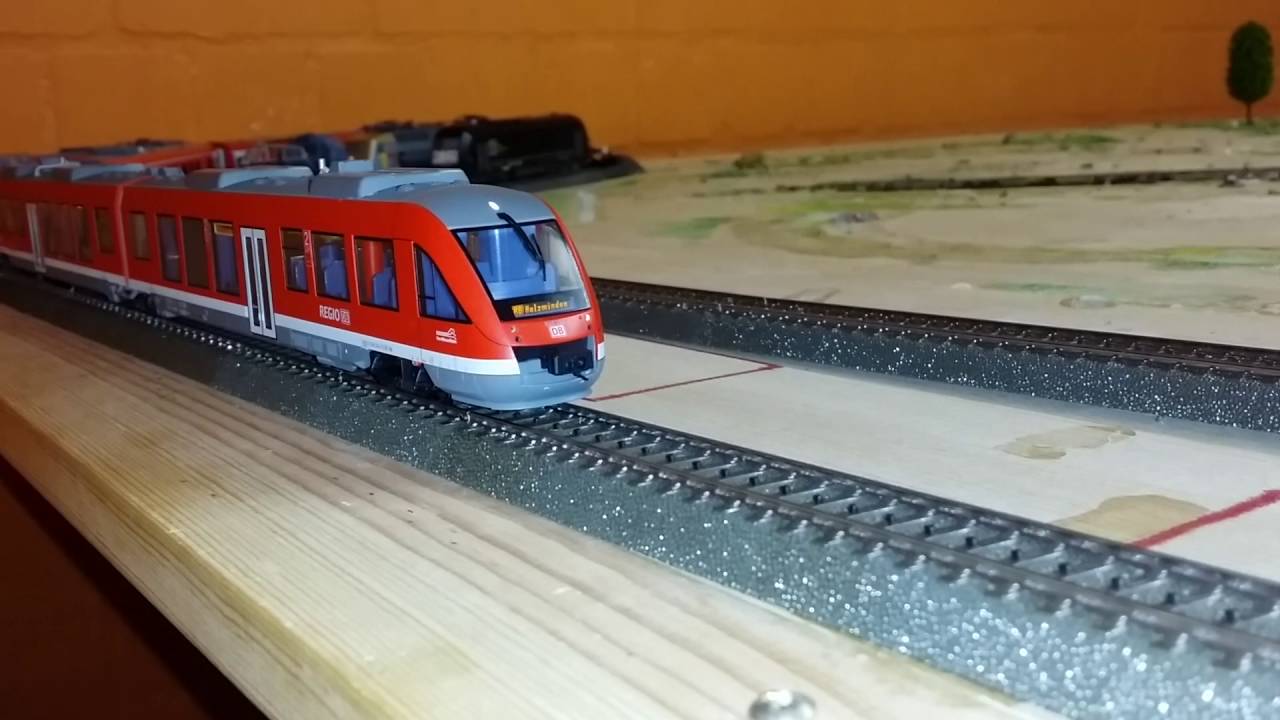 BR 648 (Märklin) als Doppeleinheit mit Motorstart und Abfahrtsituation ...