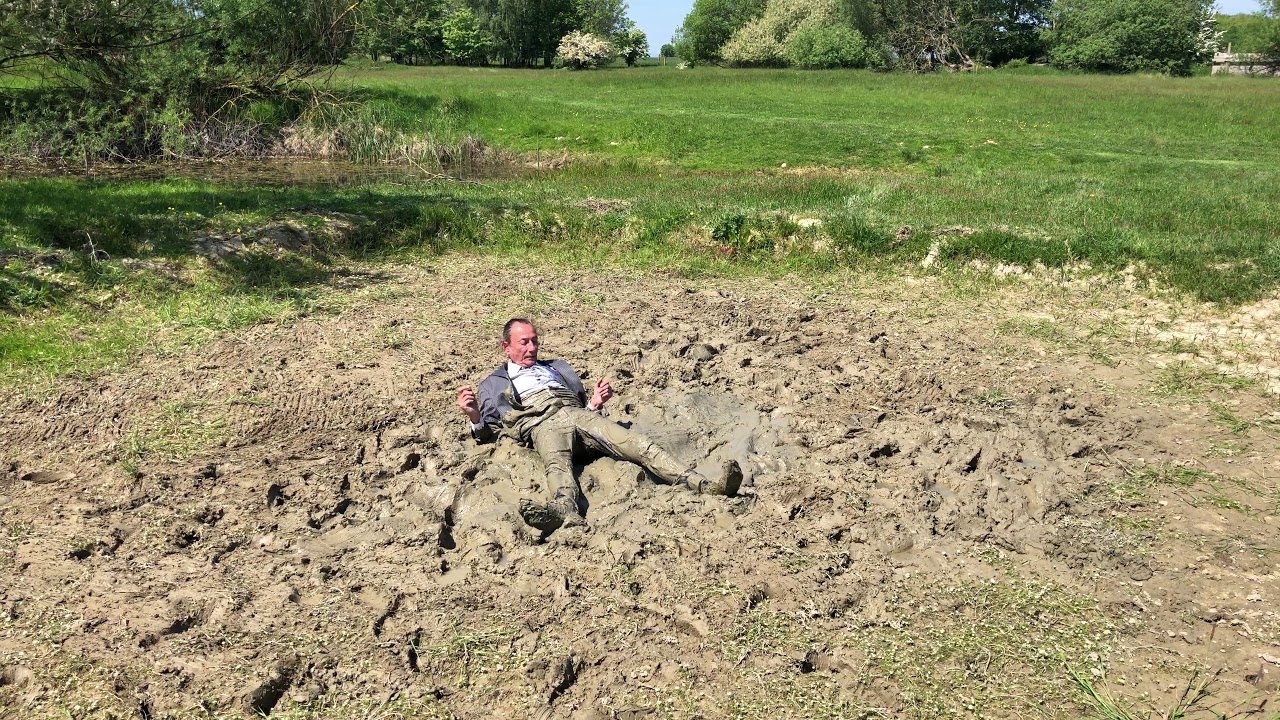 Business suit in mud Mit Anzug im Schlamm - YouTube