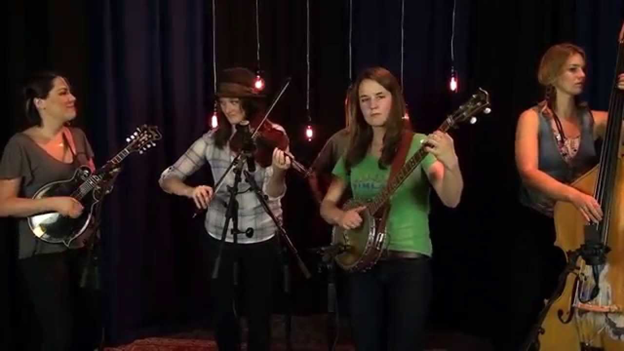 Folk Alley Sessions: Della Mae "Hounds" - YouTube