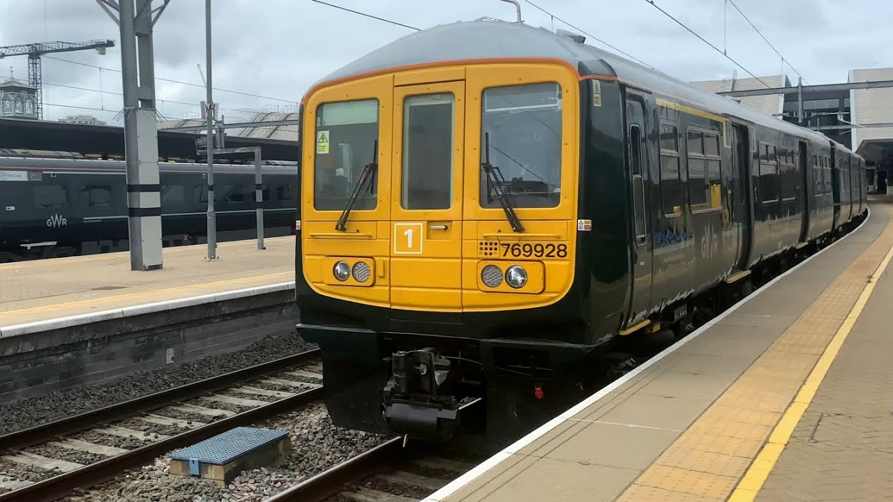 GWR Class 769 departing Reading - YouTube