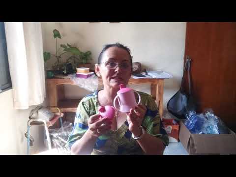 Copinho Tupperware com bico e alça.