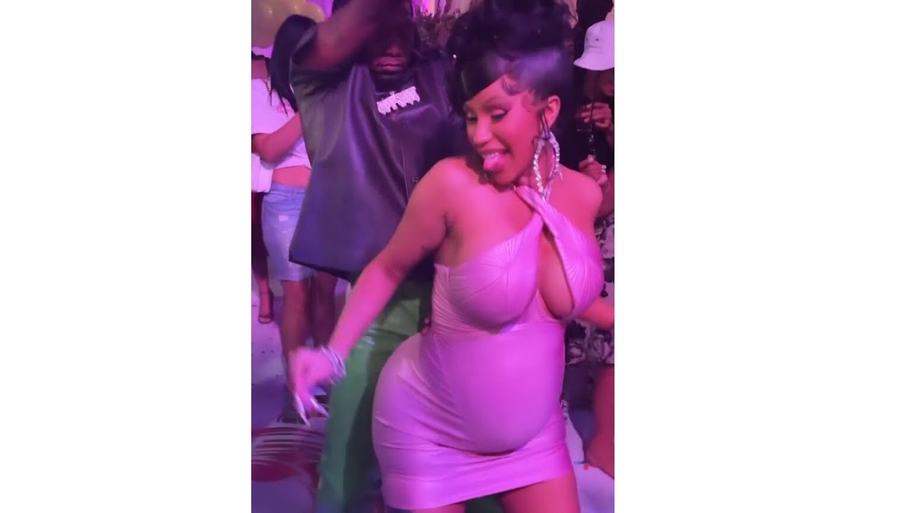 Cardi B TWERKING on offset 💓🦋#cardib - YouTube