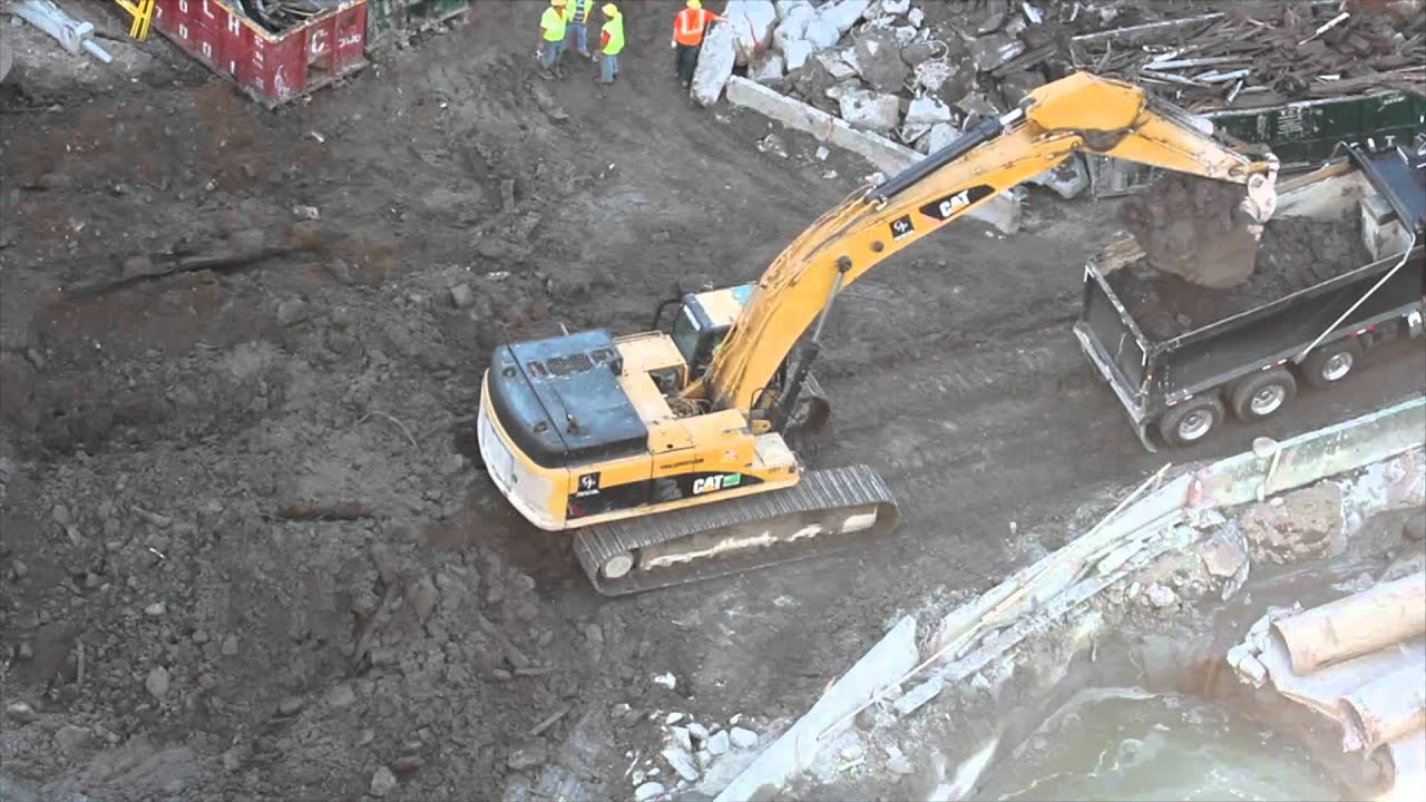 Cat 345DL excavator loading dump truck - YouTube
