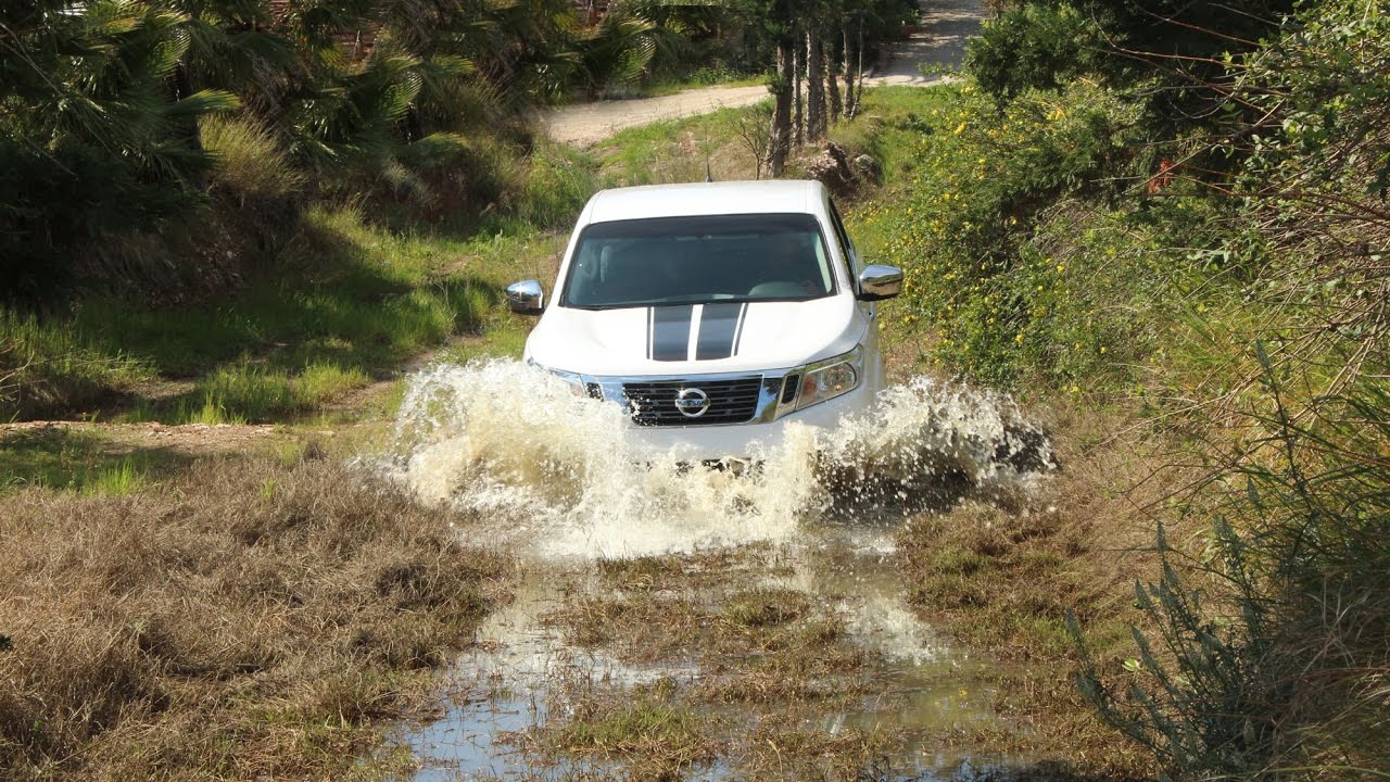 Βουτάμε στη λάσπη με το Nissan Navara NP300 - YouTube