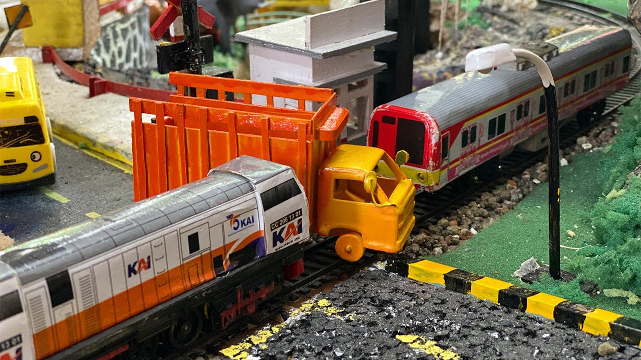 Drama Kereta Api CC206 dan KRL Anjlok Terpental Menabrak Truk Oleng ...
