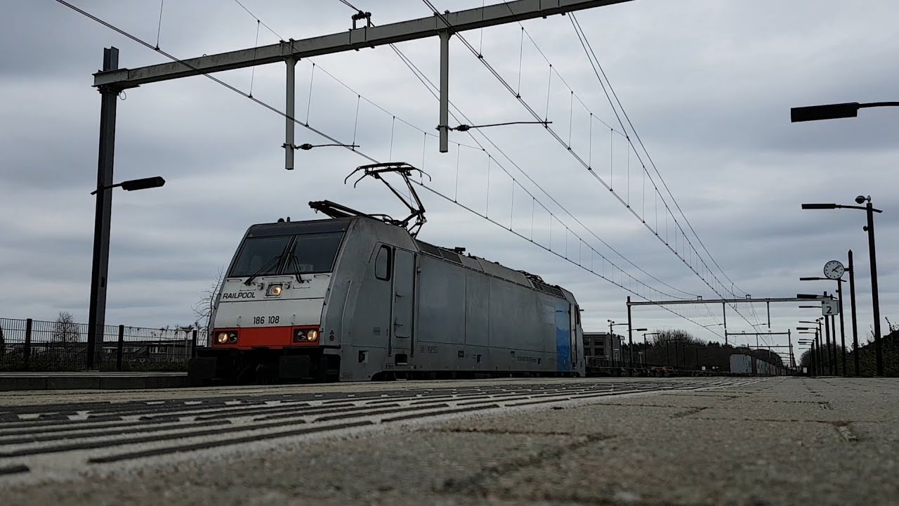 *Typhoon* RTBC 186 108 komt met de Blerick Shuttle door station Tilburg ...