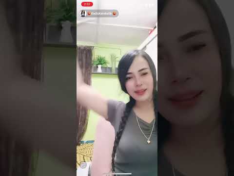 Live gadis kain batik