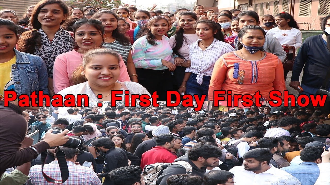 Pathaan : Shahrukh Khan Crazy Fans Outside Gaiety Galaxy Theatre 2 ...