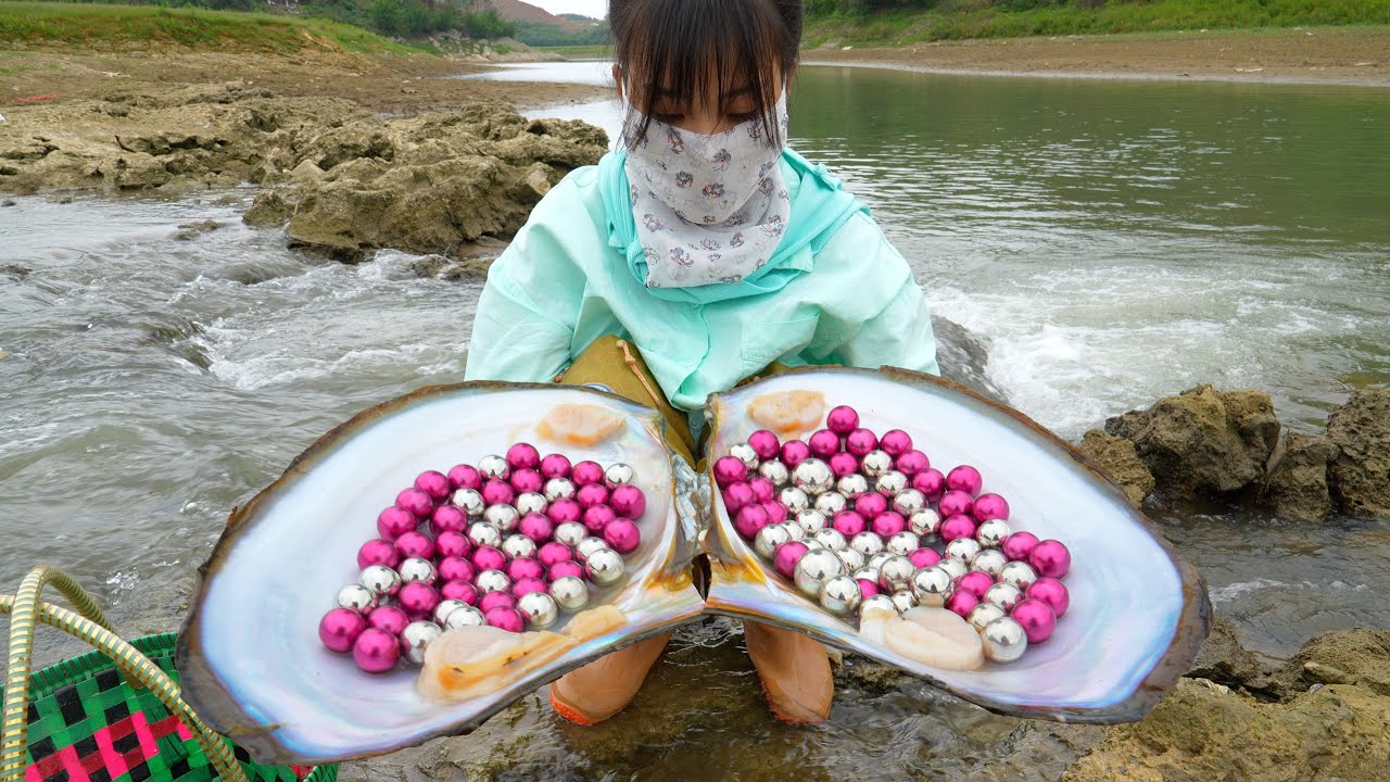 ️ The girl went down the river to search for pearl clams, but ...