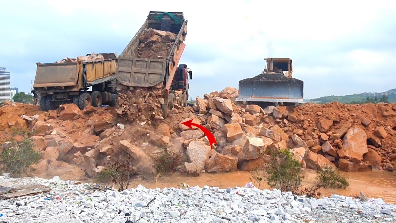 Wonderful Extreme Bulldozer Komat'su use power push Stone Filling Up ...