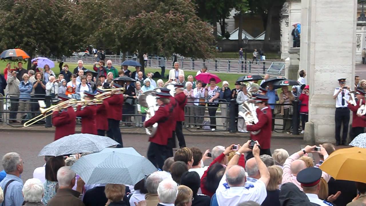 Chicago Staff Band leaves Buckingham Palace.MOV - YouTube