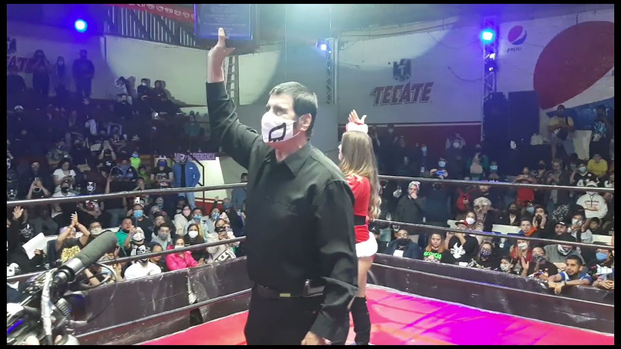 Homenaje a CARMELO REYES CIEN CARAS en la Arena López Mateos el público ...