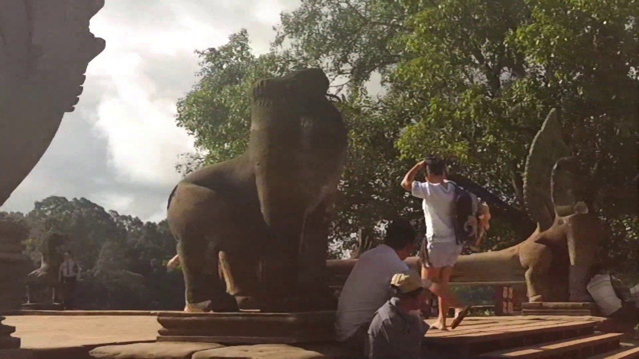 Angkor Wat in 2D - YouTube