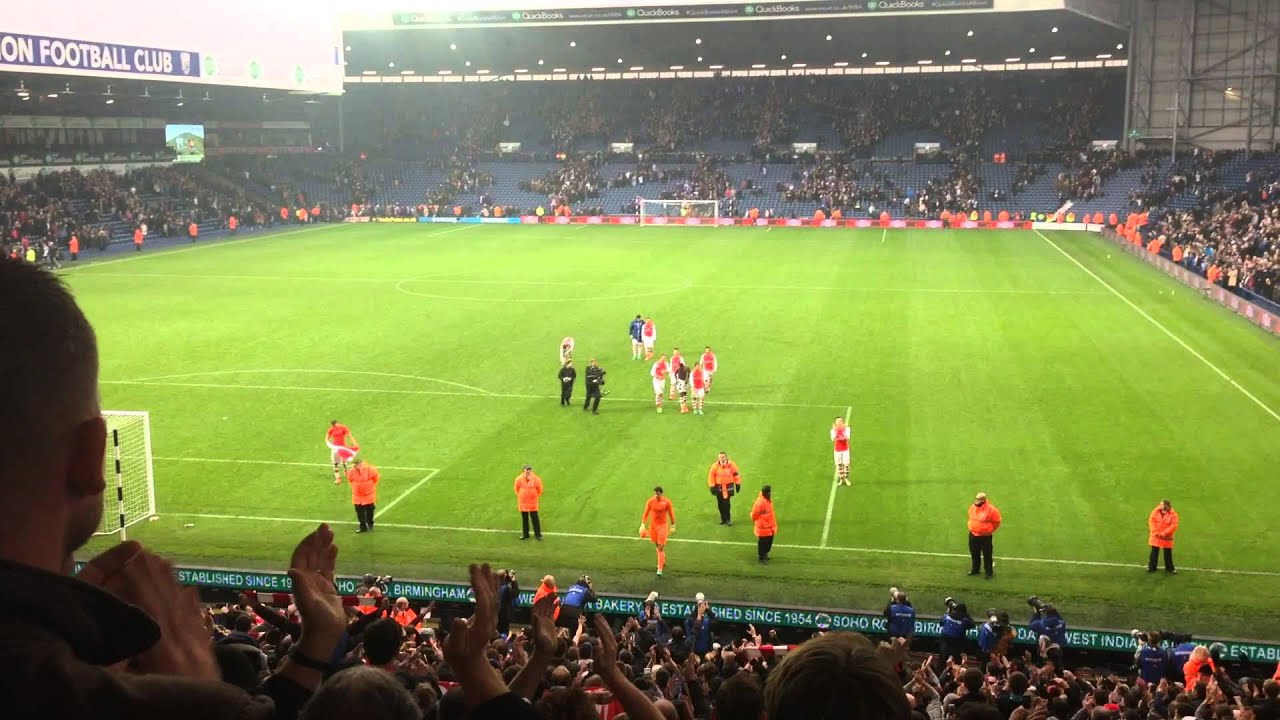Arsenal players applauding fans after the game - YouTube