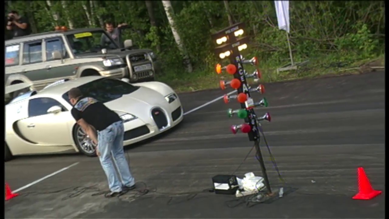Bugatti Veyron vs Nissan Skyline GT R R34 - YouTube